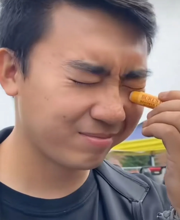 O GLOBO – Nova tendência perigosa do TikTok mostra jovens passando protetor labial nas pálpebras ...